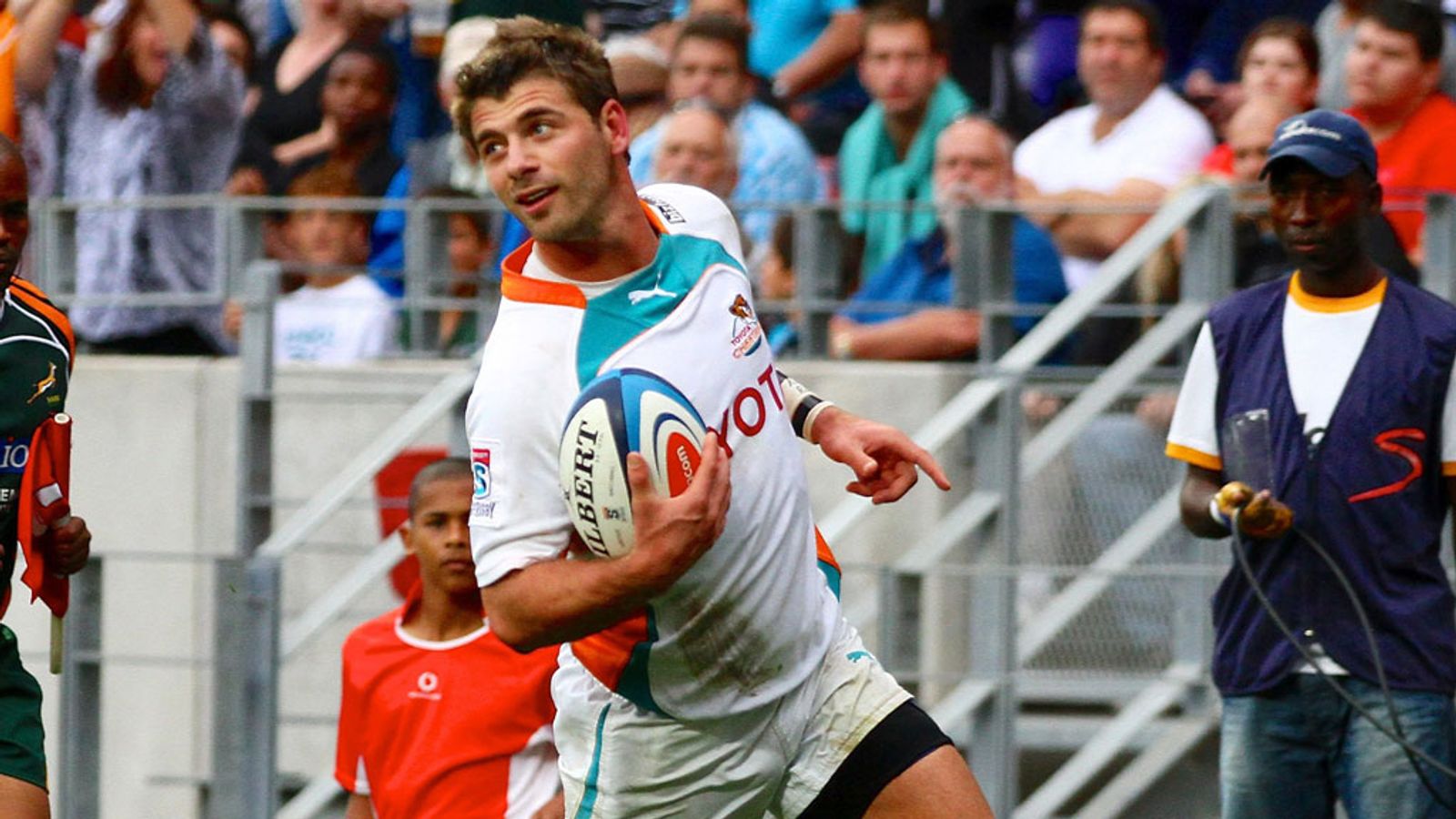 South Africa are to give debuts to Willie le Roux and Jano Vermaak on ...