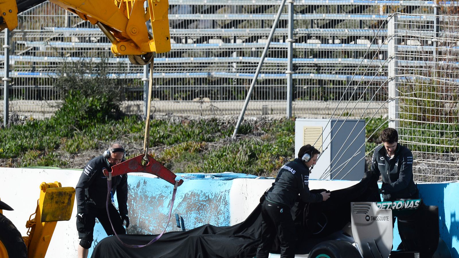 Mercedes admit W05 wing failure 'confusing' but expect to return to ...