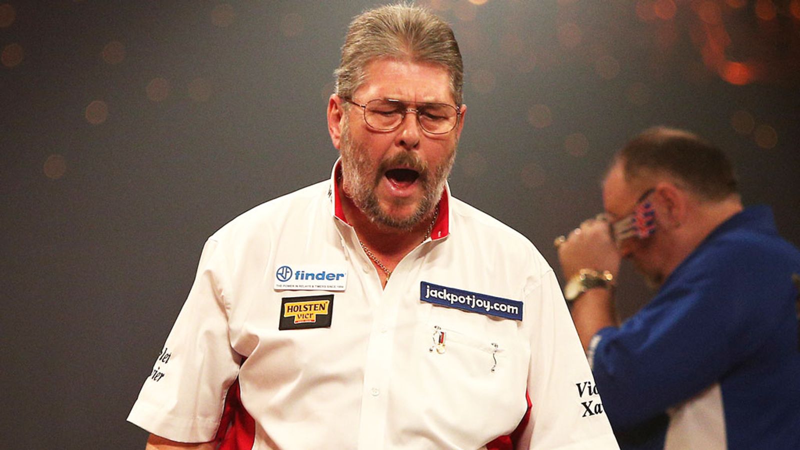 Martin Adams kept his bid to lift the BDO World Championship title on ...