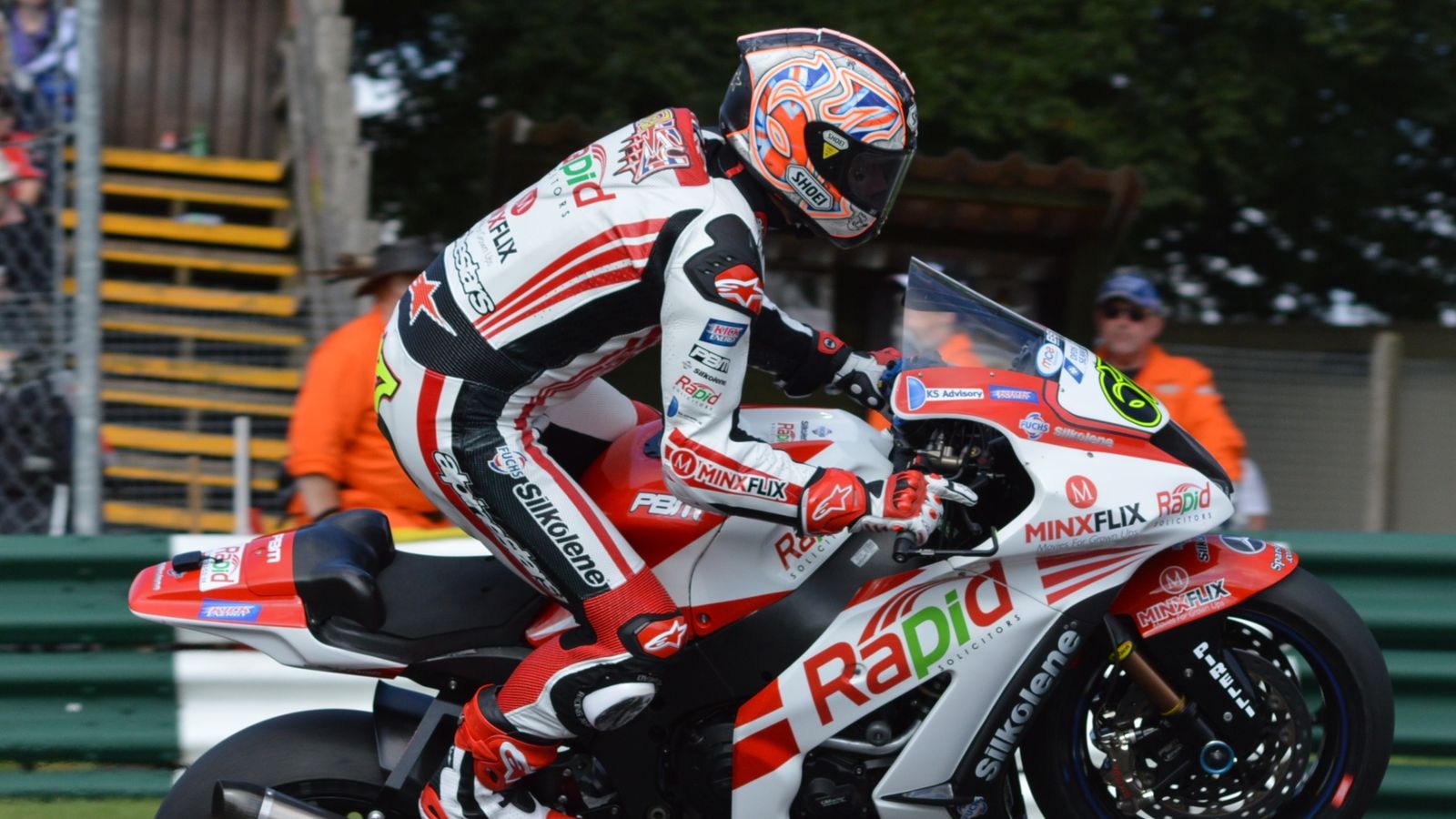 Shane Byrne takes Snetteron double to extend British Superbike ...