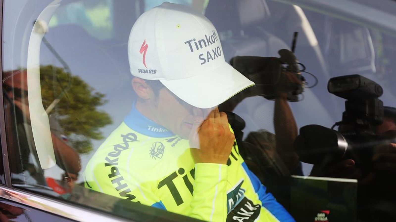 Giro d'Italia: Alberto Contador dislocates shoulder in stage six fall ...