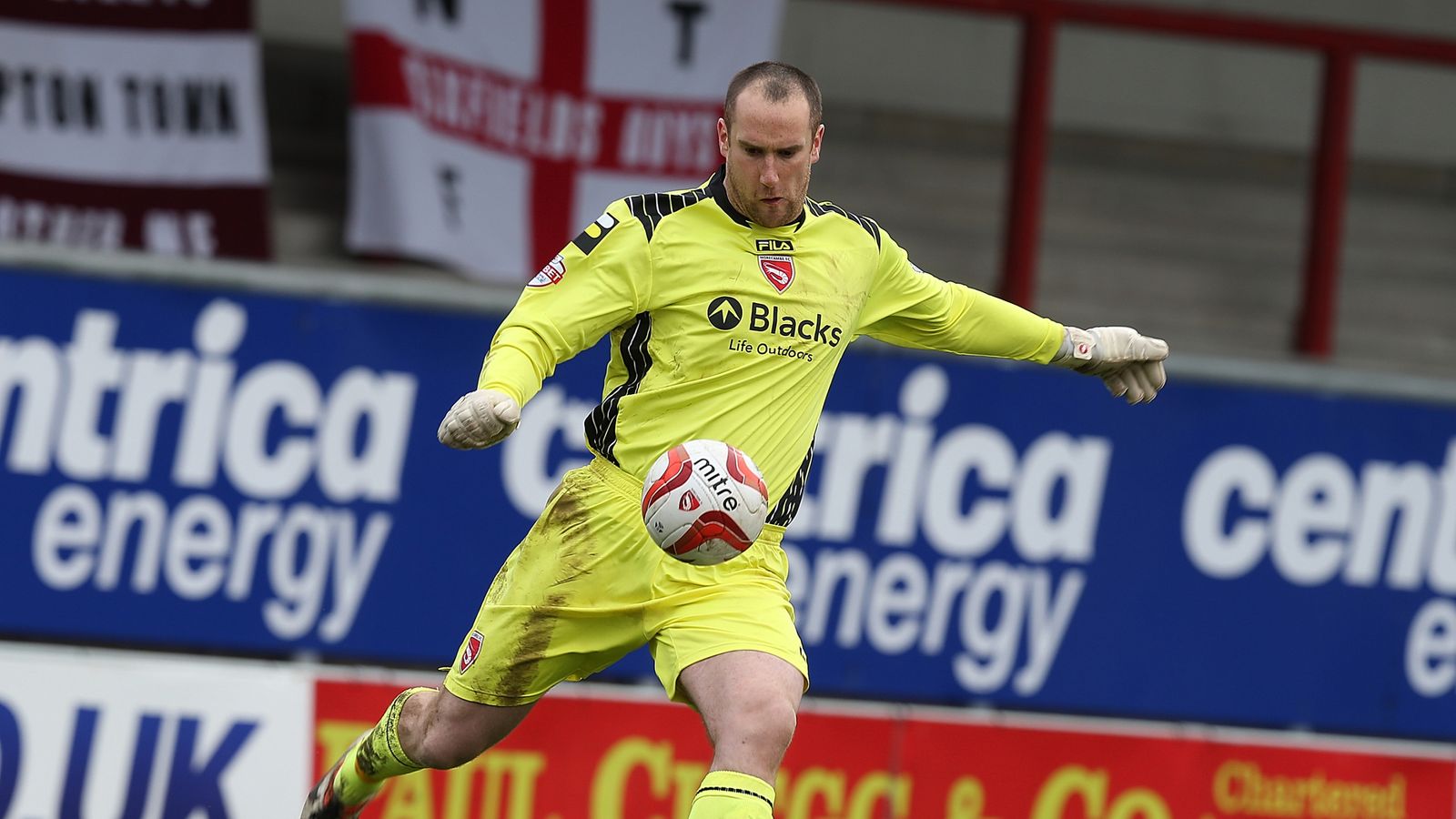 WATCH: Morecambe goalkeeper Barry Roche scores last-gasp equaliser ...