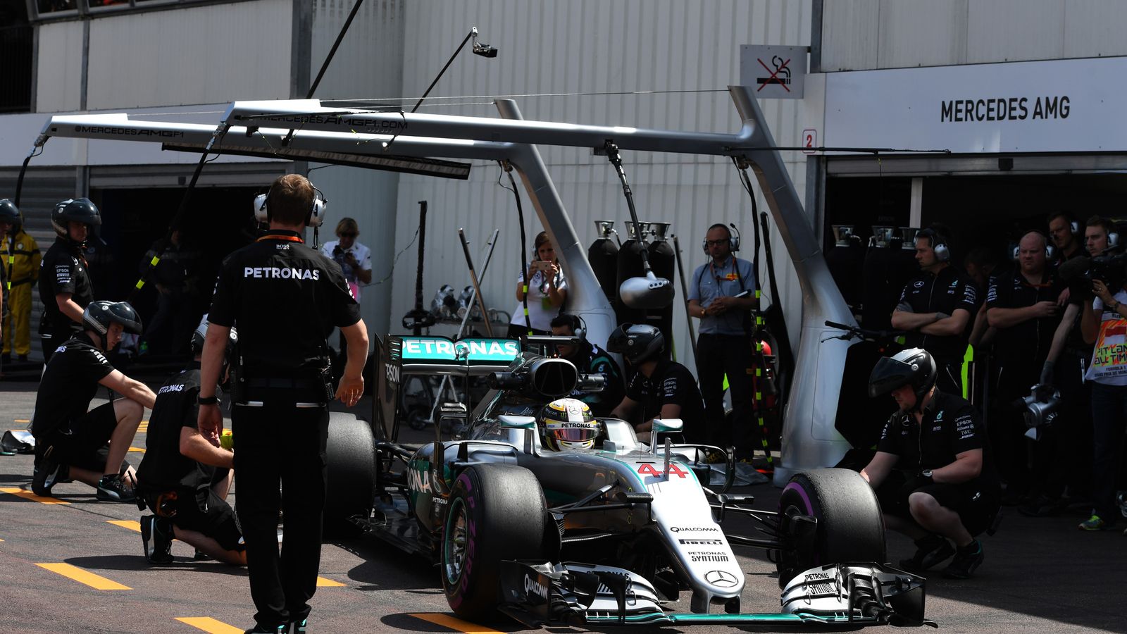Mercedes jack breaks Lewis Hamilton's W07 nose | F1 News