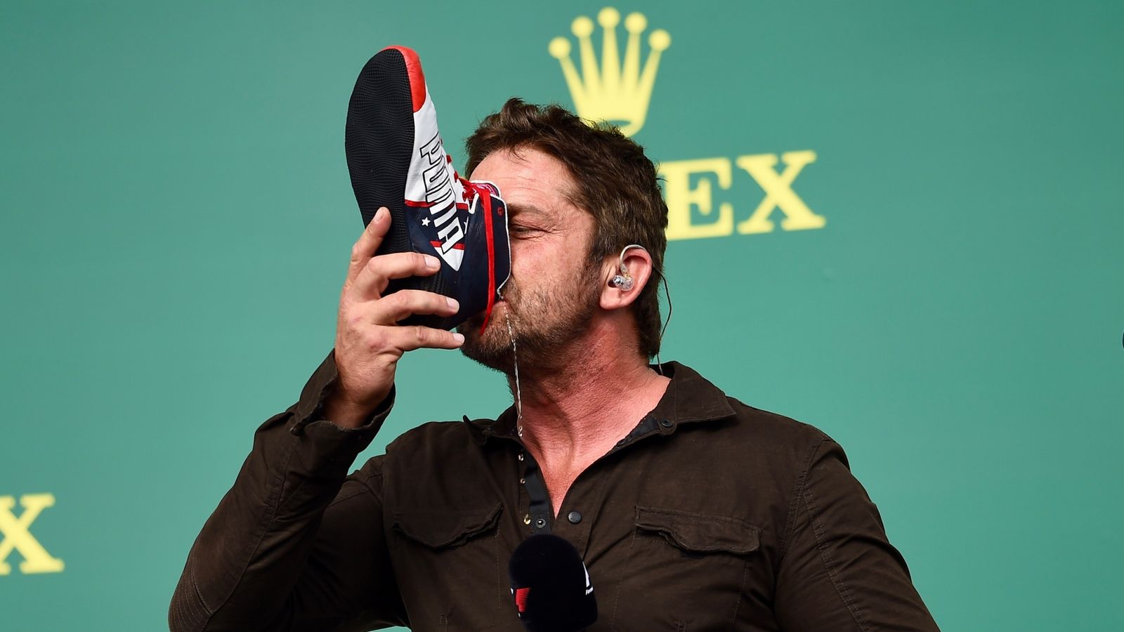 WATCH: Gerard Butler does a shoey, drinks from Ricciardo's boot | F1 News