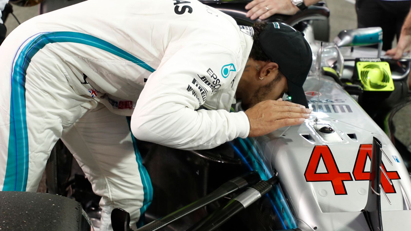 Abu Dhabi Grand Prix: Lewis Hamilton seals pole with a kiss | F1 News